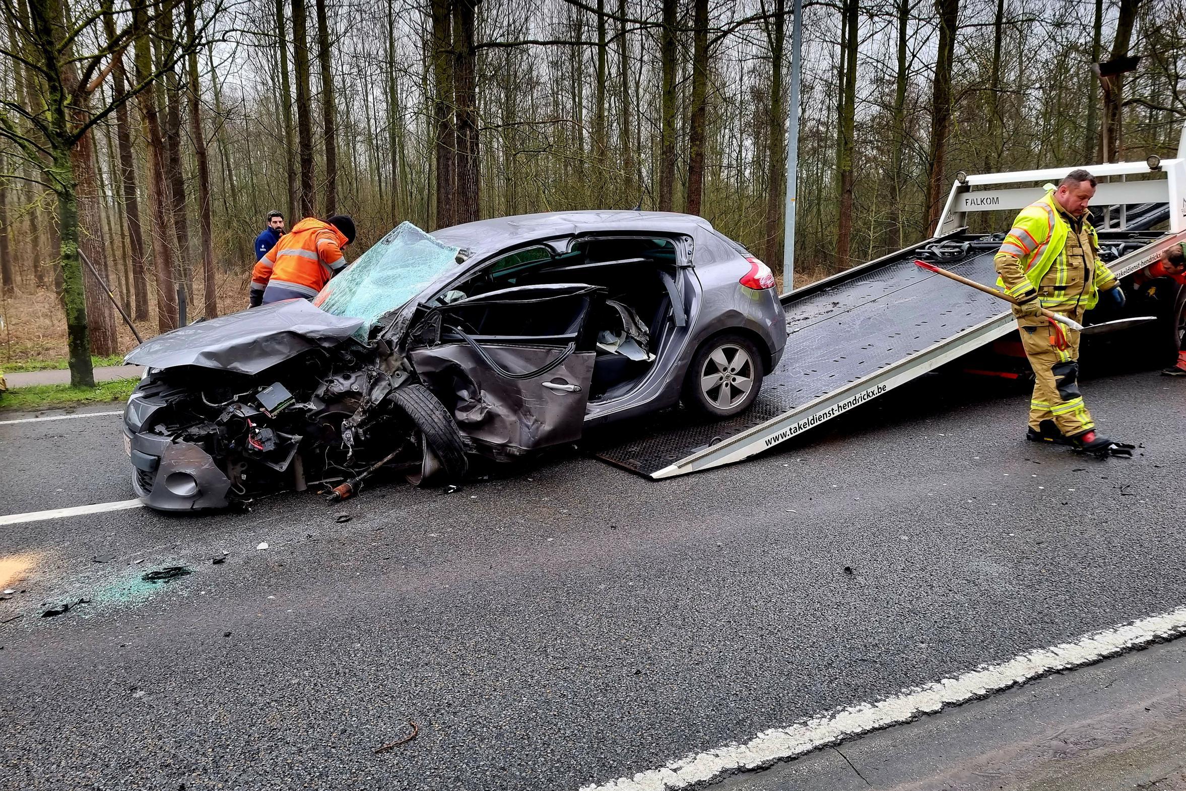 Auto wijkt af van baanvak en botst frontaal op vrachtwagen: twee gewonden | GVA
